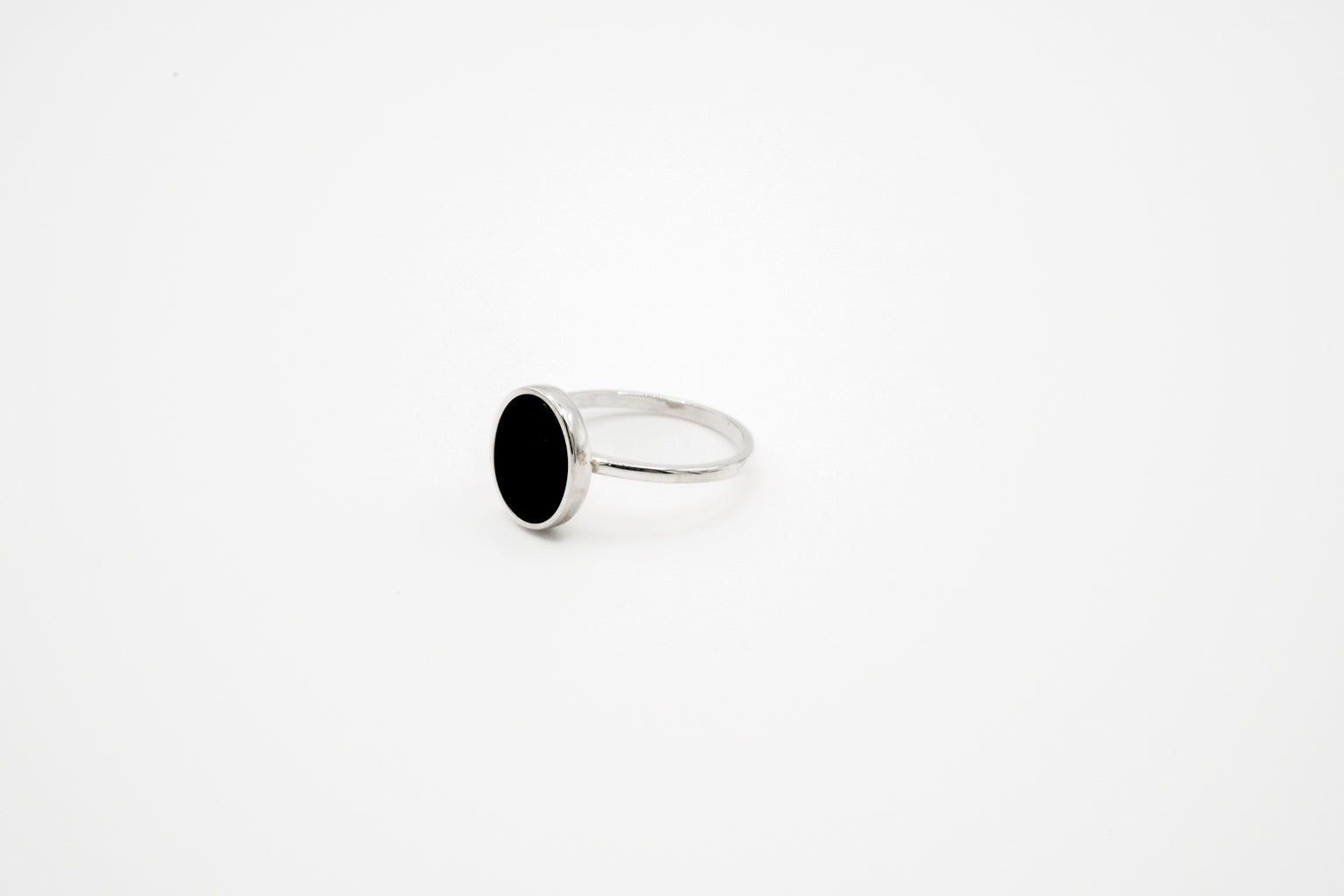 CIRCULAR BLACK STONE RING – 101 SMART ACCS
